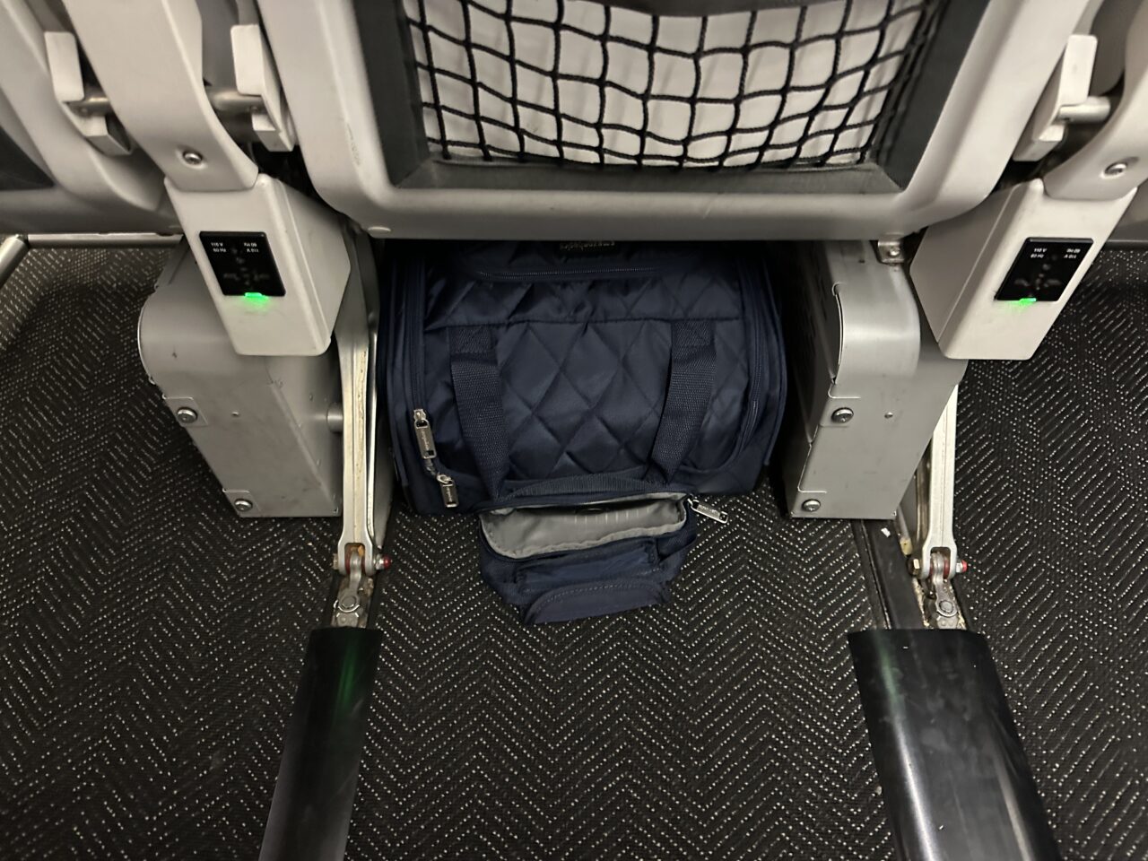 8 Outfits in an Under Seat Suitcase! - Laurie